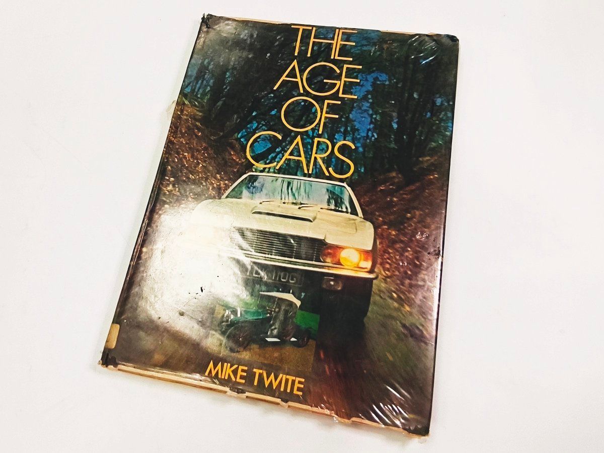 Книга "The Age of Cars" Mike Twite (англійською мовою)